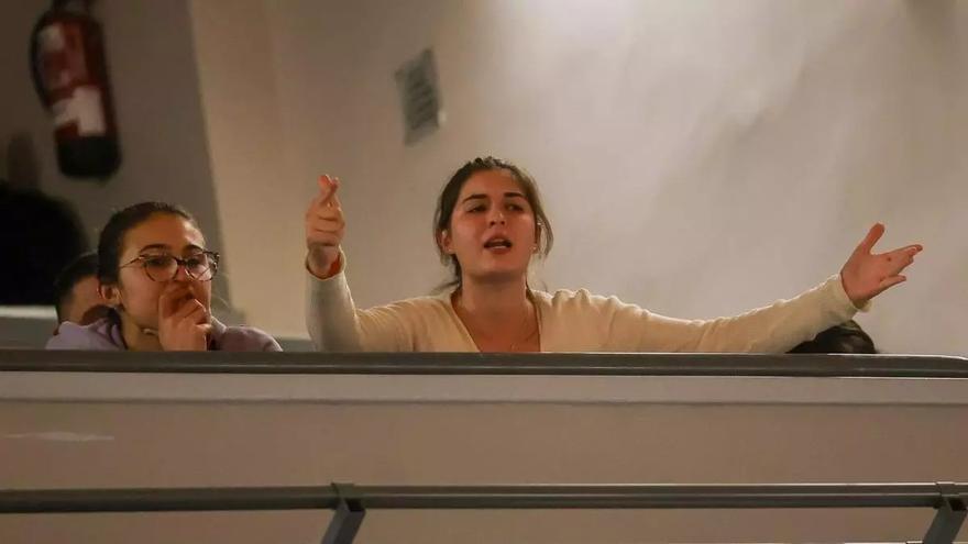 Eva Fuster, a la derecha, encontró a su abuelo fallecido en la dana a ...