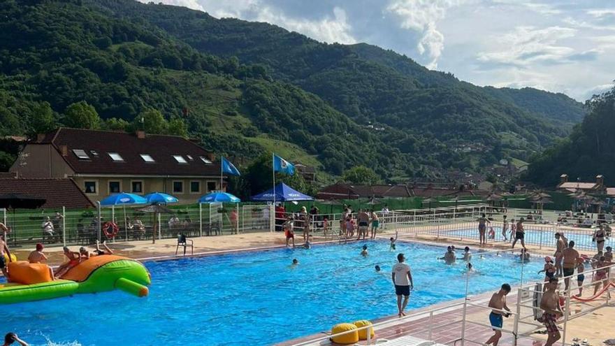 La piscina de Turón se adelanta al verano y abre la temporada de baños ...