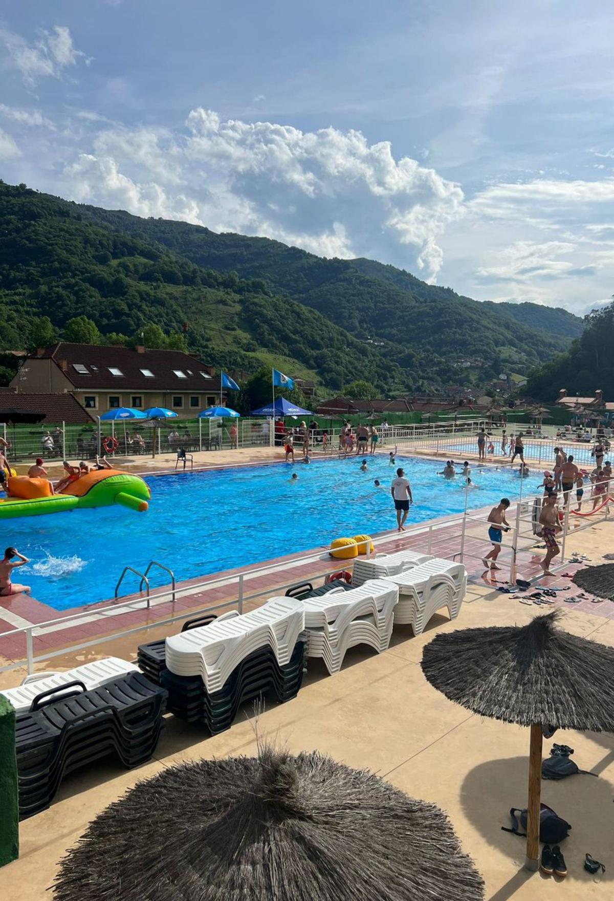 La piscina de Turón se adelanta al verano y abre la temporada de baños ...