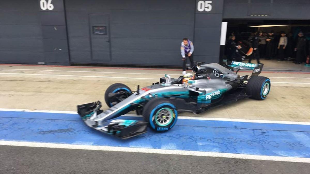 El Mercedes W08 ya rueda en Silverstone