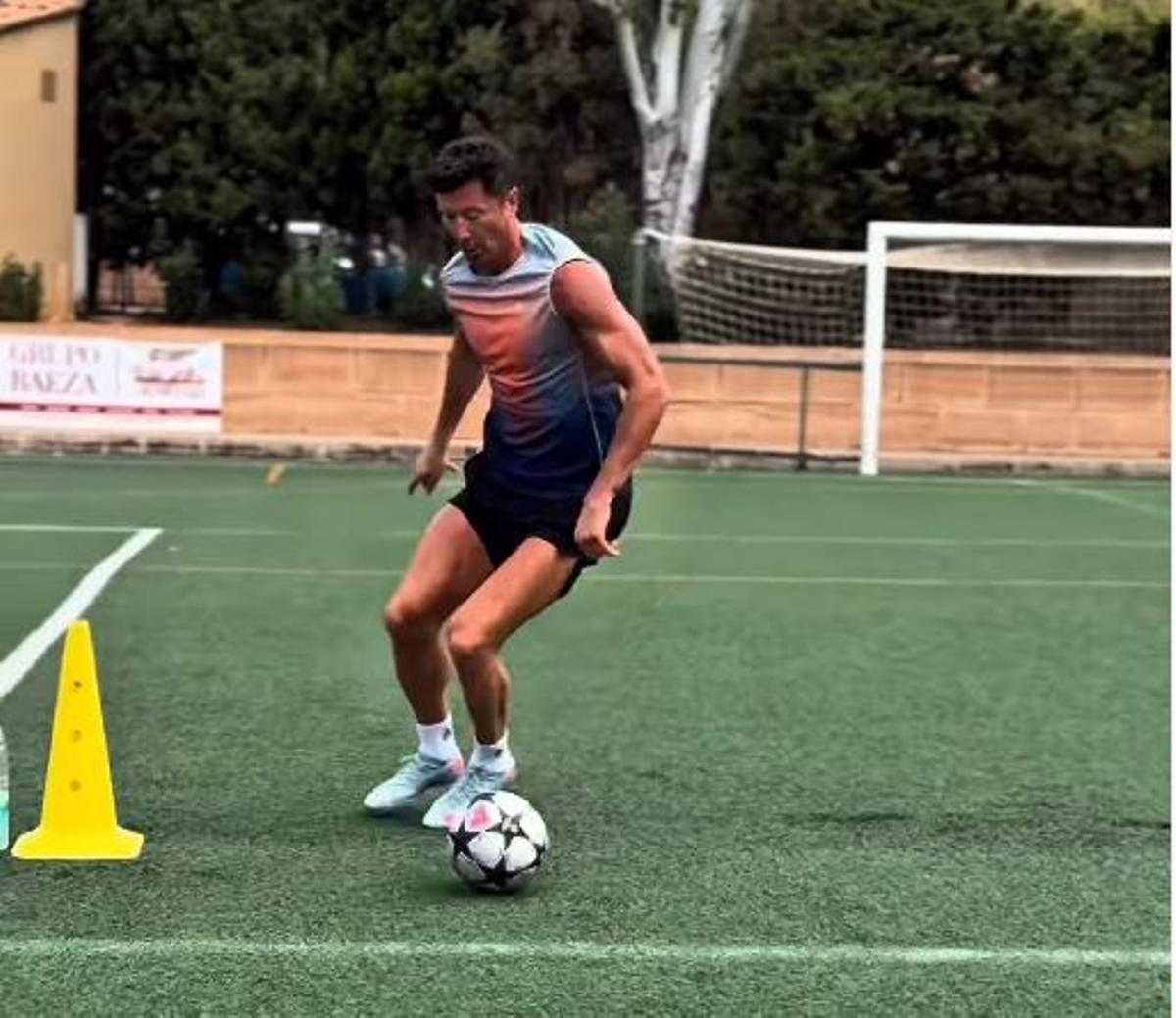 Robert Lewandowski, delantero del Barcelona, se machaca en el campo del ...