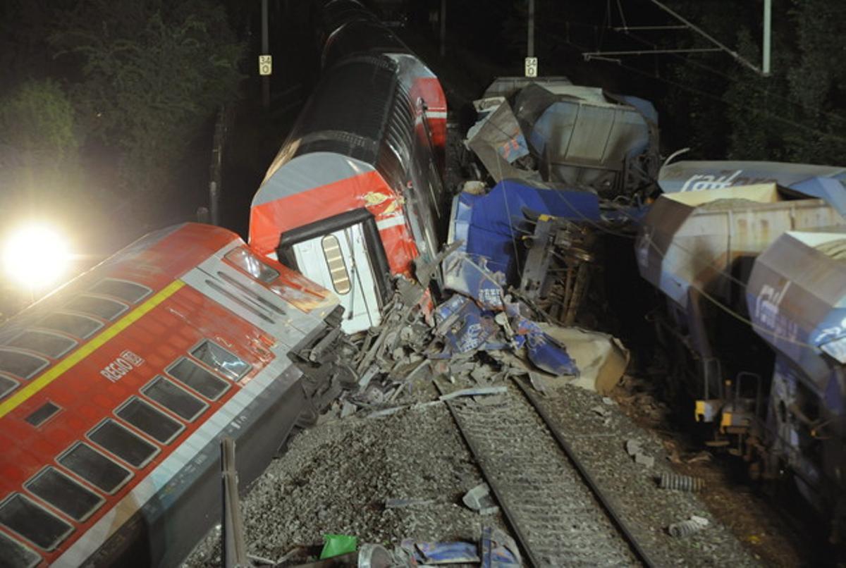 Dos trenes chocan en Alemania y causan 16 heridos