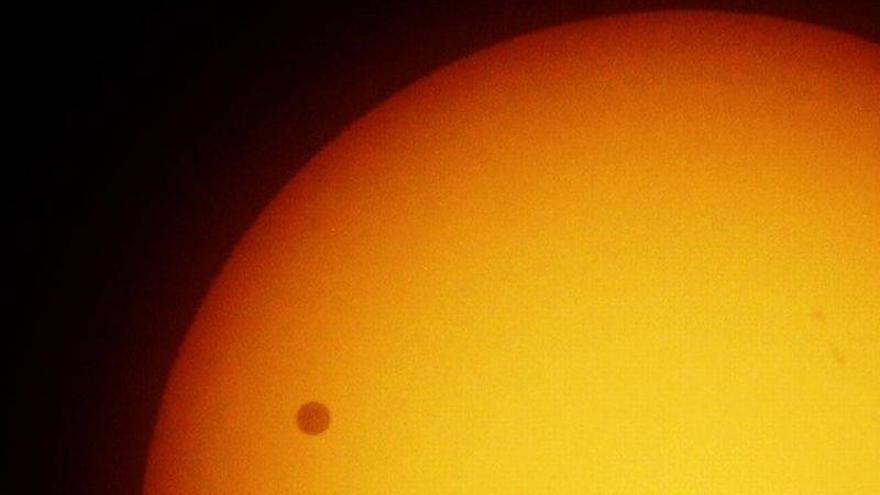 El sol, Venus y la Tierra, alineados