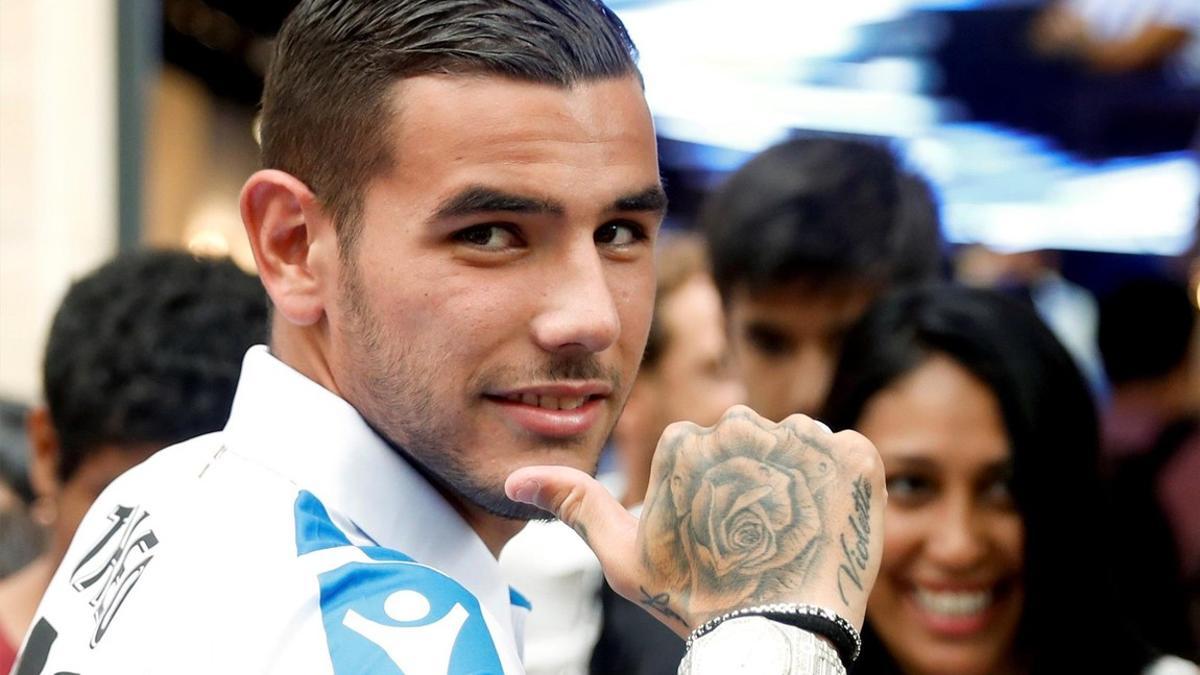 Las redes se mofan del nuevo look de Theo Hernández