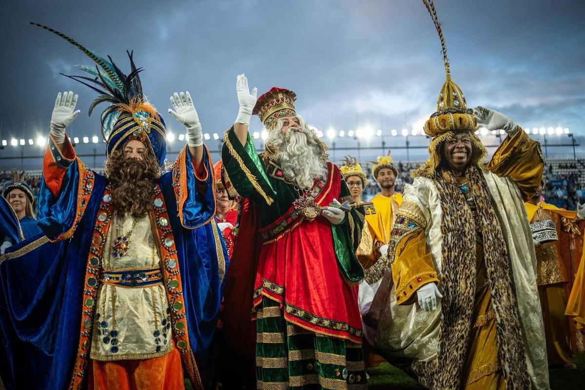 FOTOS: Los Reyes Magos llegan al Estadio Heliodoro Rodríguez López