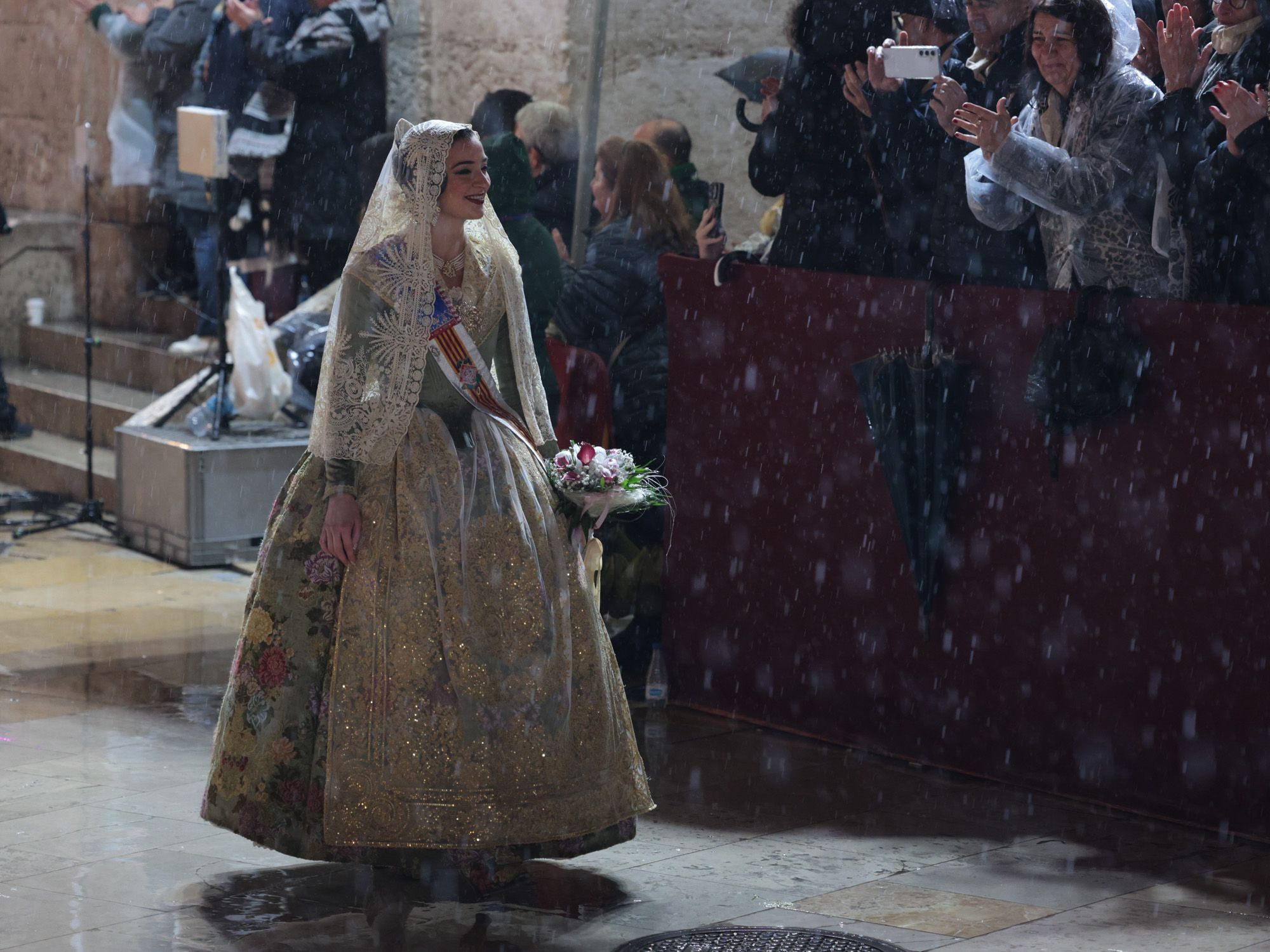 La Fallera Mayor de València, Berta Peiró, cierra la Ofrenda a la ...