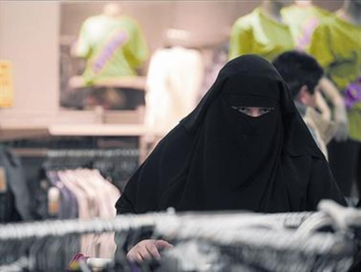 Un imán de la periferia de París exige que se prohíba el burka