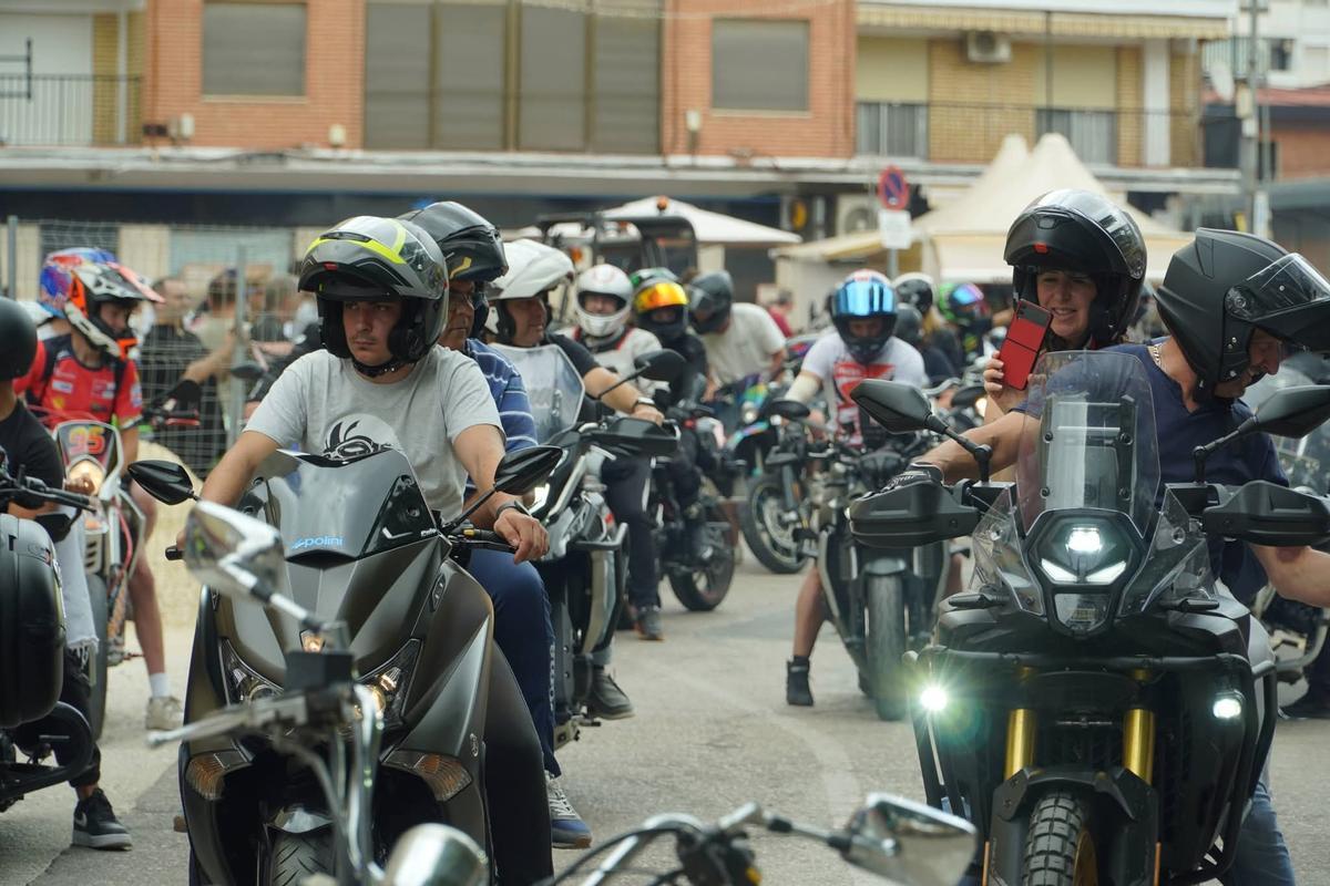 Más de 500 aficionados homenajean a Ricardo Tormo en la XVII Matinal Motera