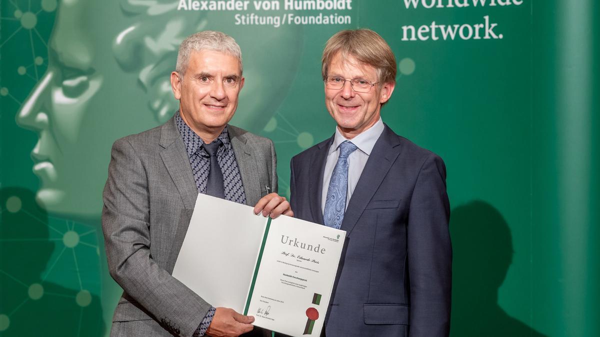 PRESTIGIOSO PREMIO | El catedrático de la UJI Eduardo Peris recoge el ...