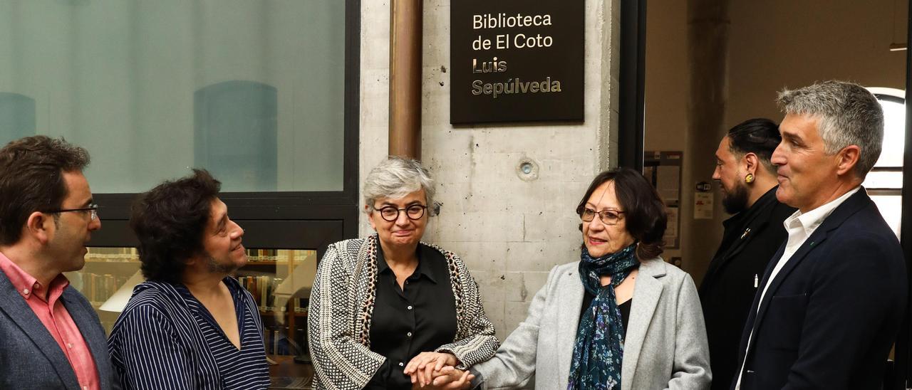 La viuda de Sepúlveda quiere que los papeles del escritor queden en Gijón