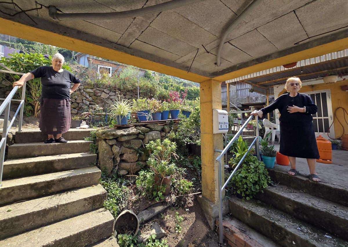 El día después tras el incendio que amenazó viviendas en A Cañiza