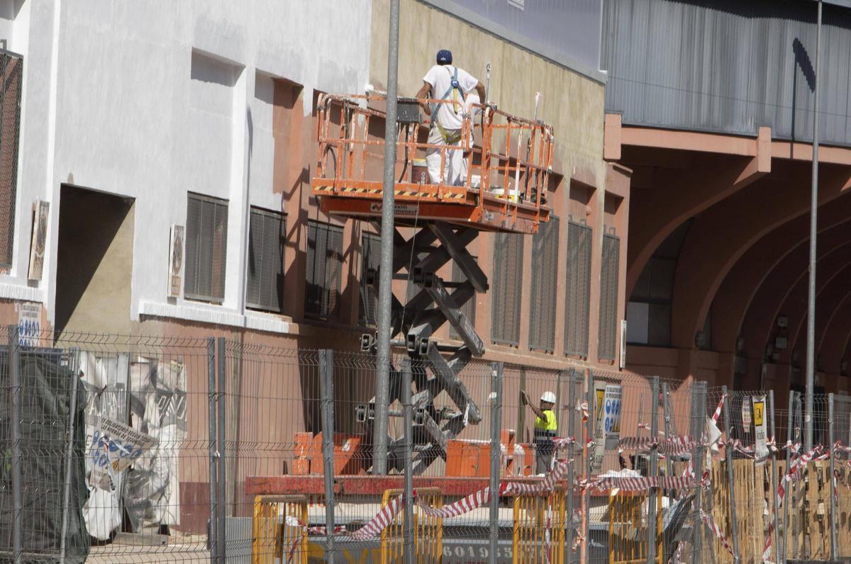 La rehabilitación del viejo pabellón se eterniza en Alzira e irrita a ...