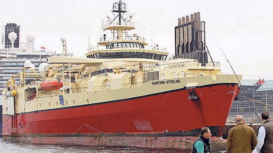 El buque sísmico "Ramform Sterling" arriba al puerto para el relevo de ...