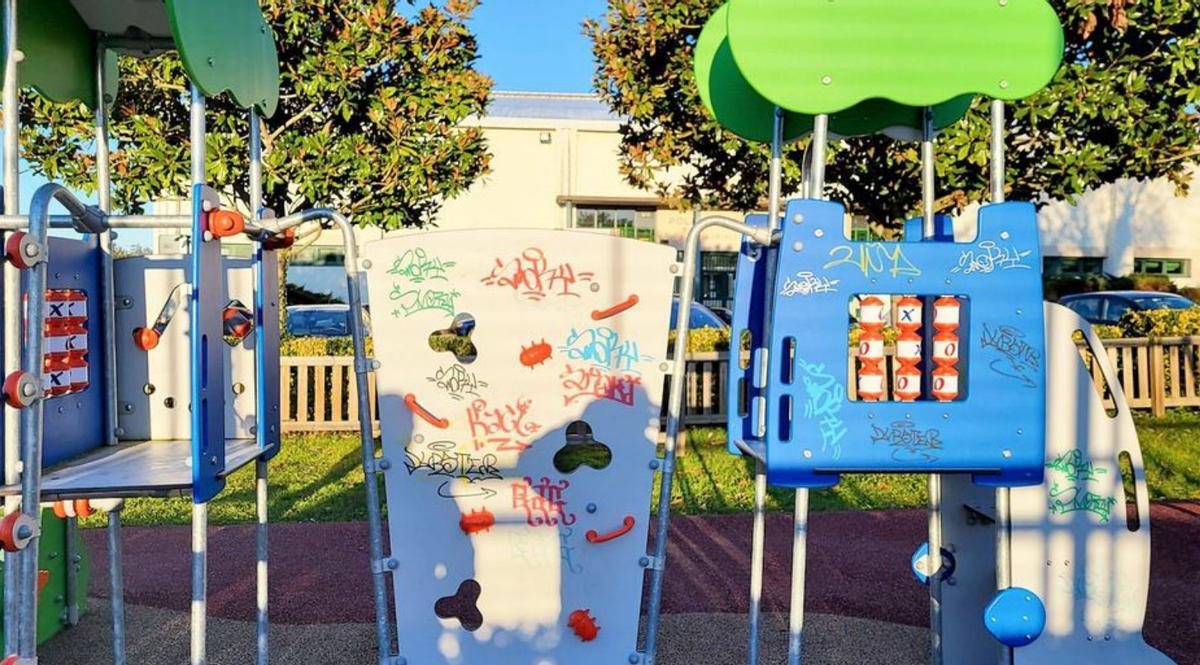 Llenan de pintadas el centro social y el parque de Guísamo - La Opinión ...