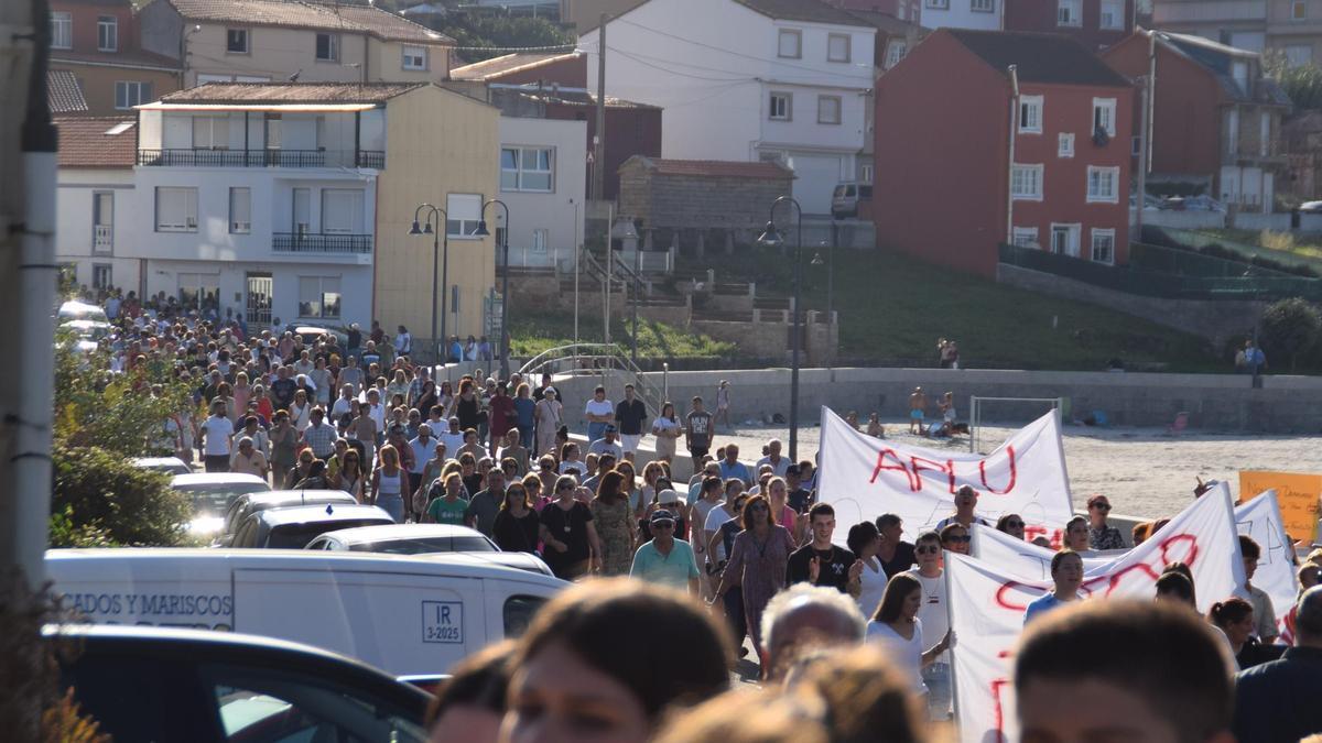 Centenares de vecinos de Arou salen a la calle para apoyar a la familia ...
