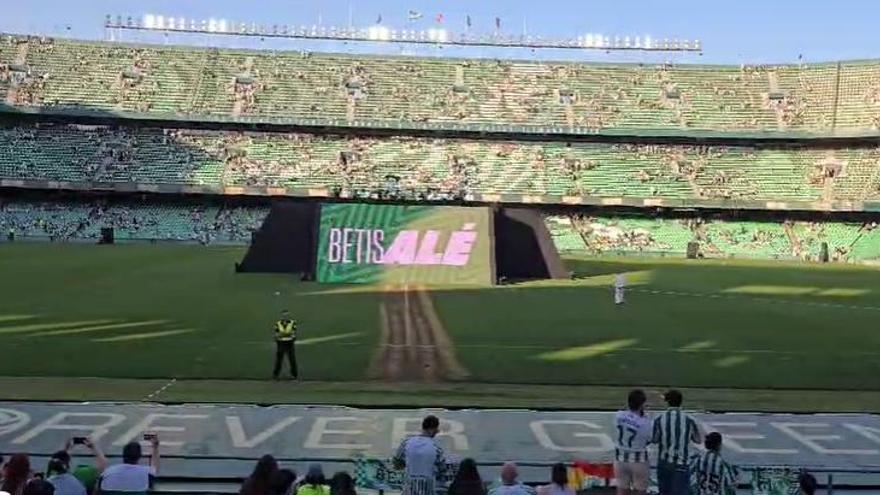 Los béticos empiezan a entrar en el Benito Villamarín al ritmo de 'Sarà ...