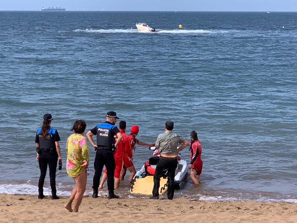 En imágenes: Cae al agua y su embarcación navega sin rumbo por la playa ...