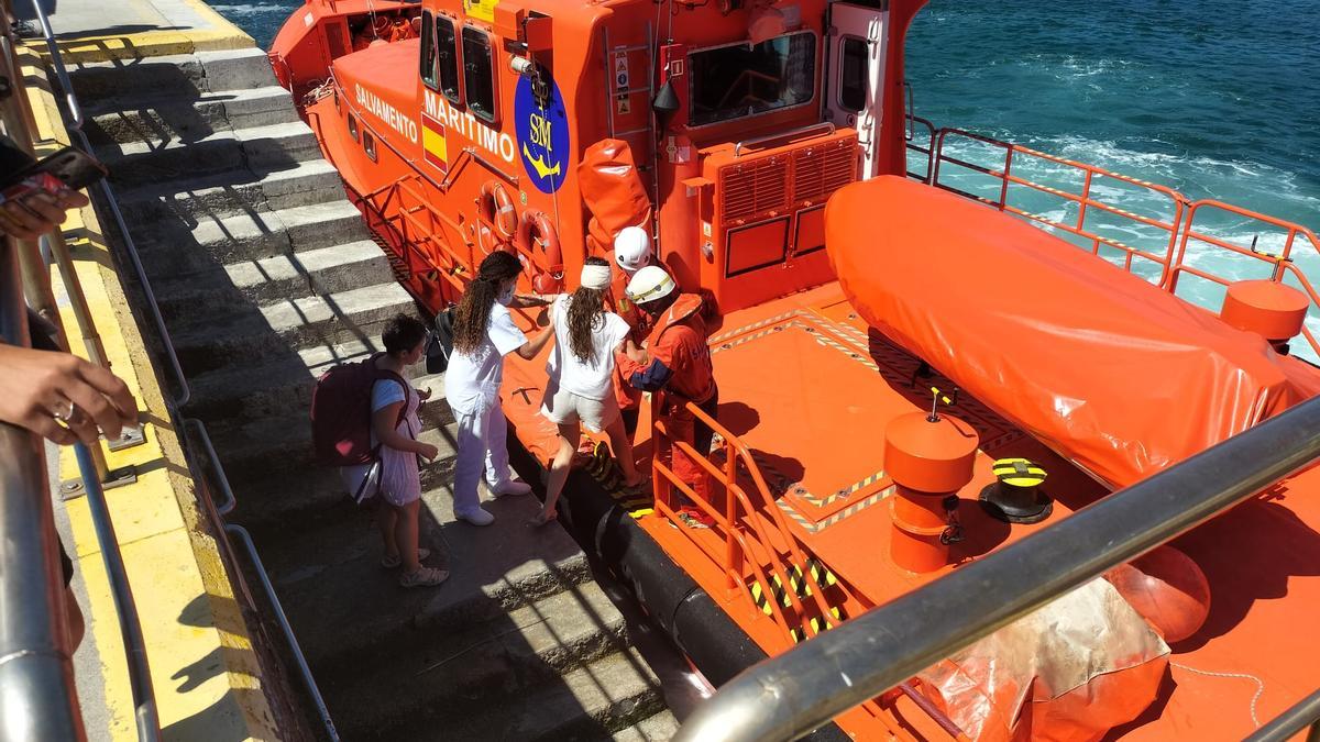 Salvamento evacua a una joven con golpes en cabeza y cara tras tirarse ...