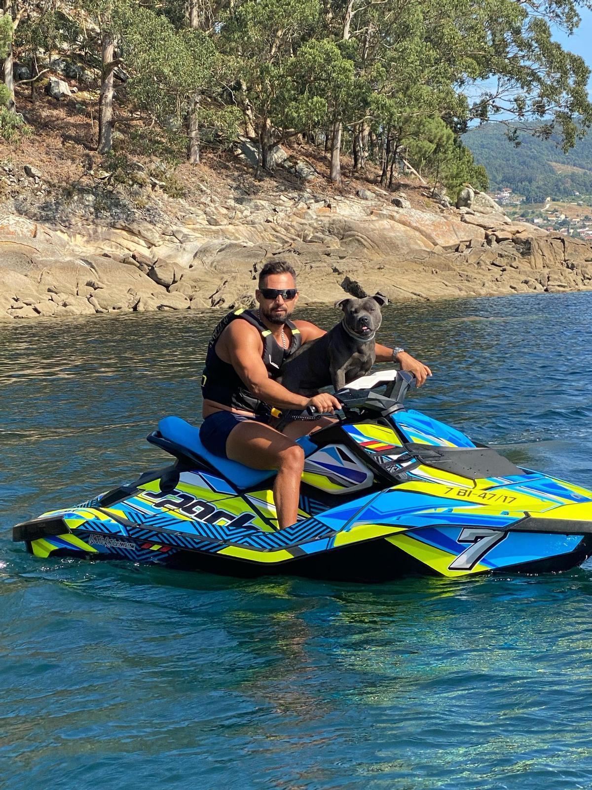 Harley, el perro motero 'influencer' de Marín que levanta pasiones ...