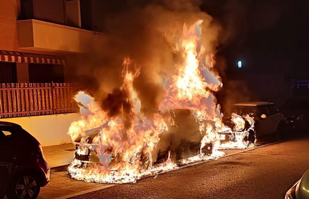 Incendio de varios vehiculos en el Port de Sagunt