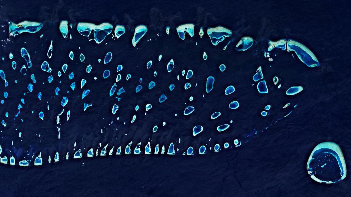 Así se ve el espectacular atolón Ari Atoll de Maldivas desde un ...