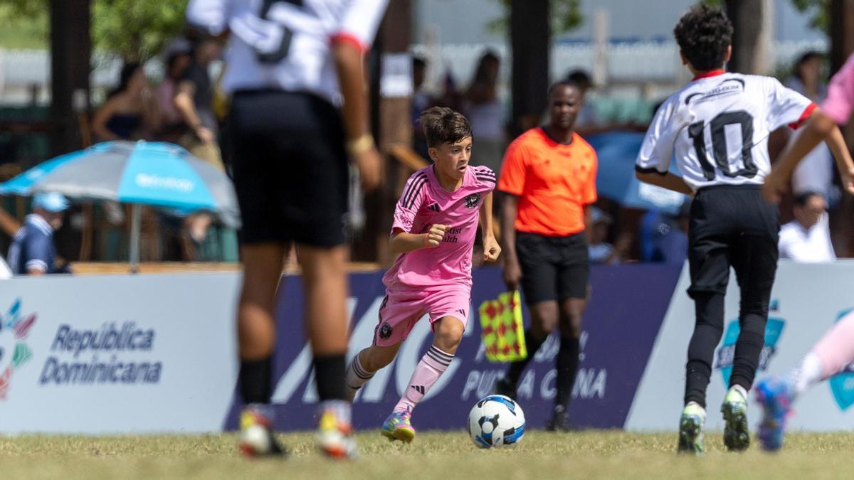 El MIC sorprende a Antonella con un regalo de padre e hijo: los Messi