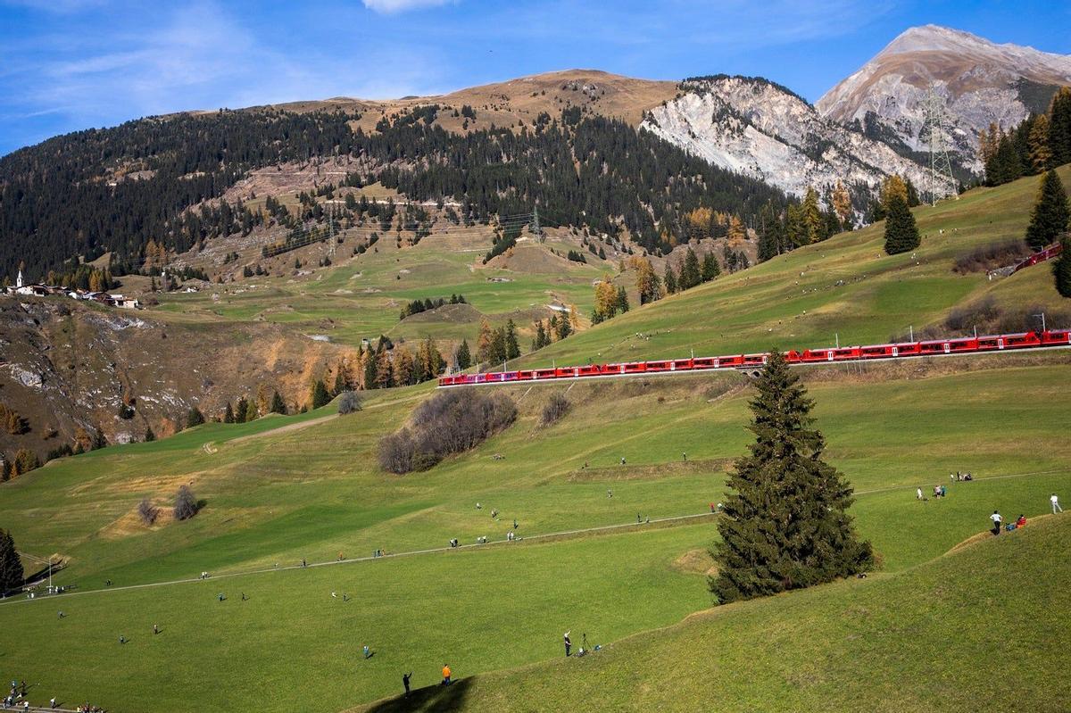 Suiza bate el récord Guinness del tren más largo del mundo - Viajar