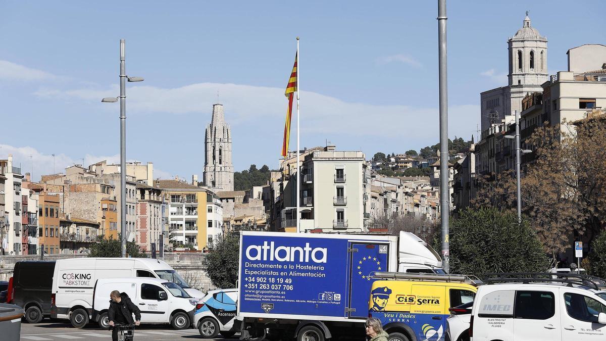 Girona estudia limitar el trànsit a la plaça Catalunya