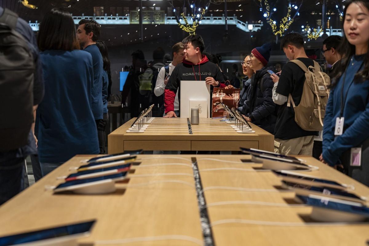 La tienda más grande de Apple en Asia abre sus puertas en Shanghái | FOTOS