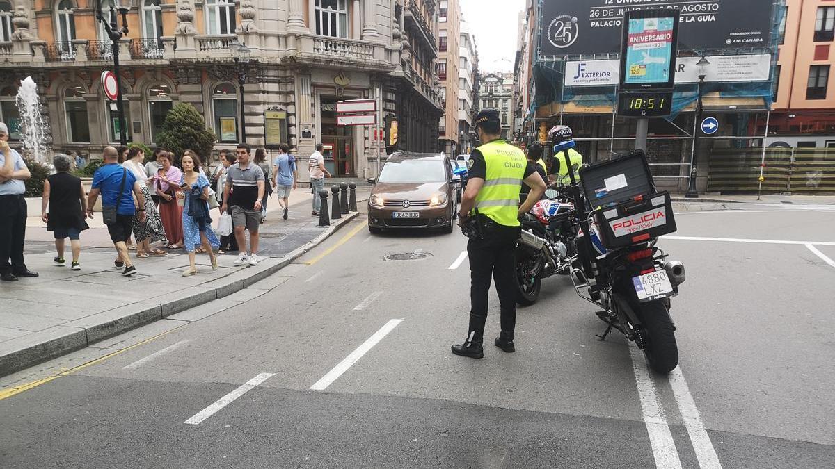 Un socavón obliga a cortar un carril en Munuza, cerca de la plaza del ...