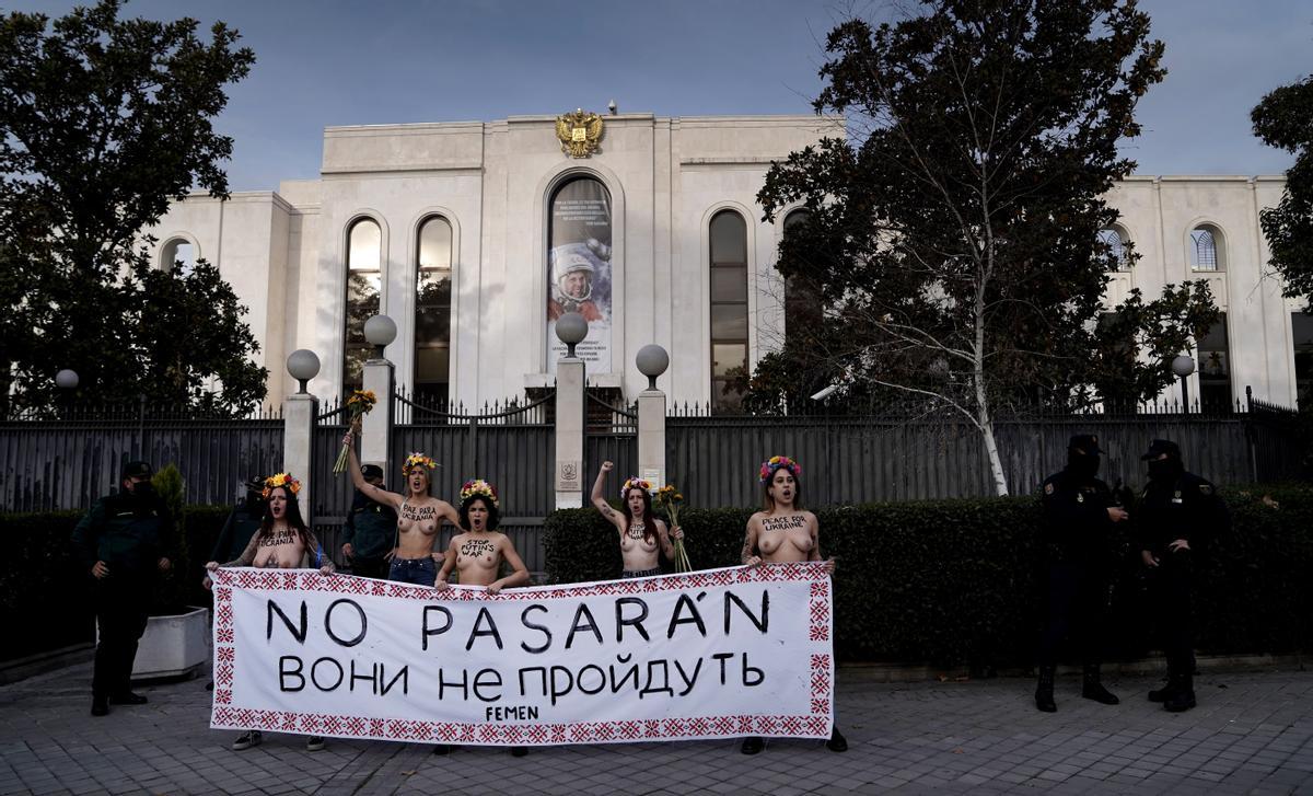 Femen protesta en la embajada de Rusia contra la guerra.