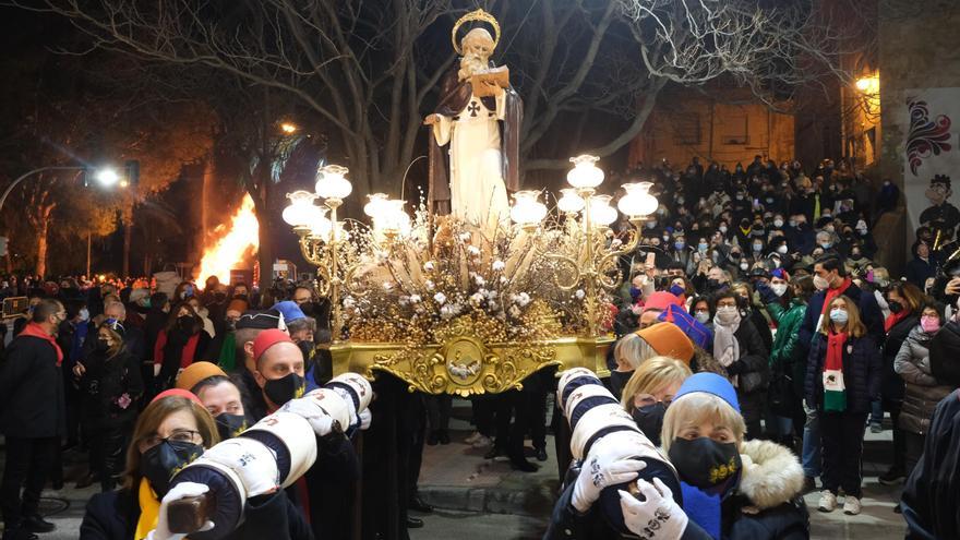 Los eldenses festejan a San Antón, patrón de los Moros y Cristianos, con las típicas vueltas a ...