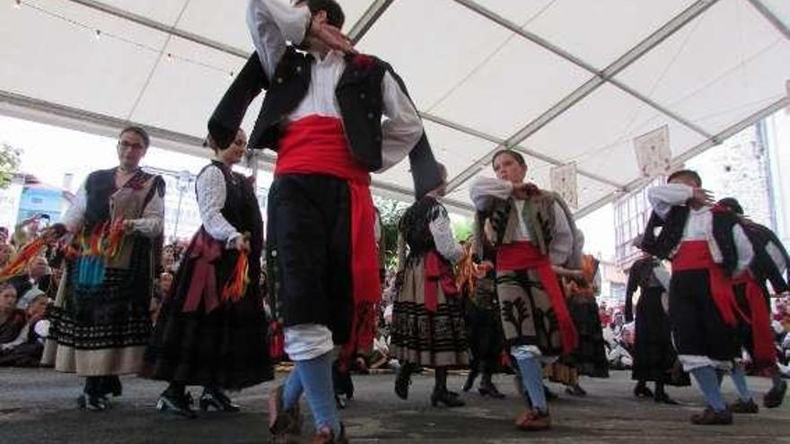 Aplaudido festival folclórico - La Nueva España