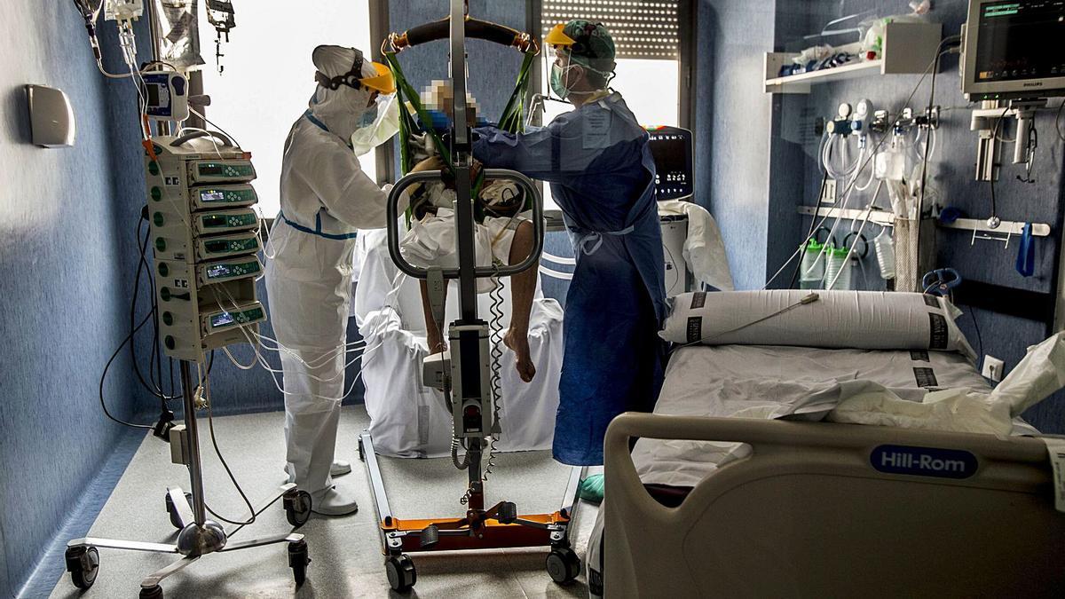 El perfil del paciente en UCI: hasta diez años más joven e ingresos muy ...