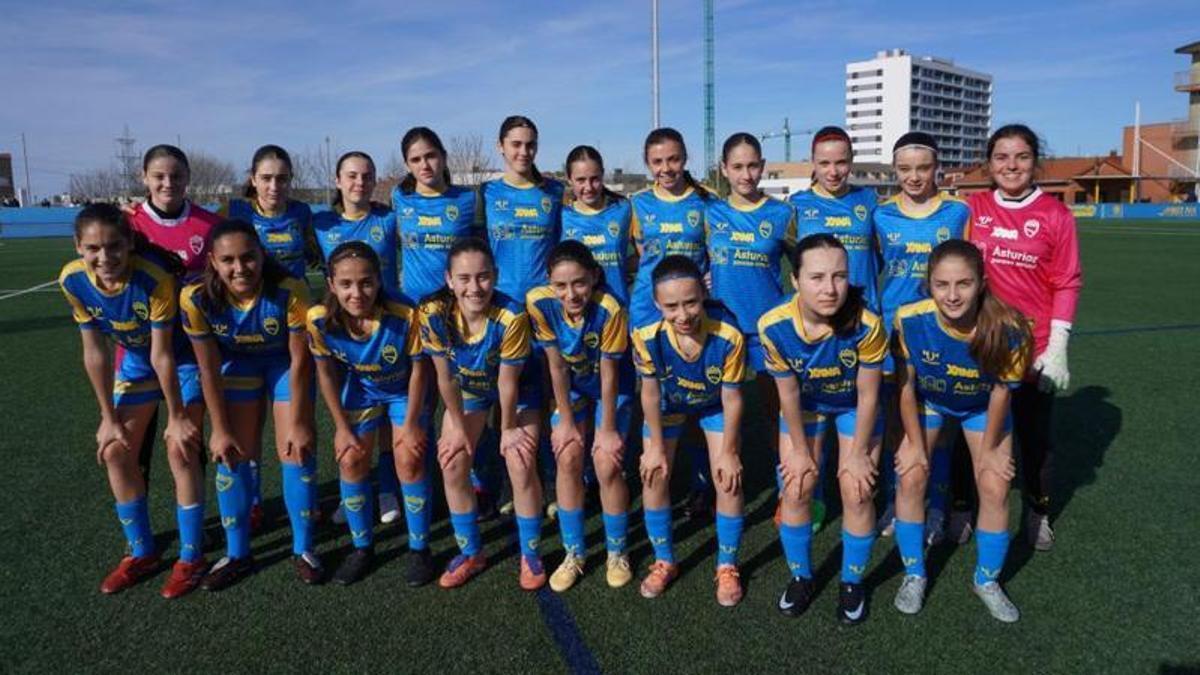Martina Collado y María Martínez, del CD Llanes, con la selección sub ...