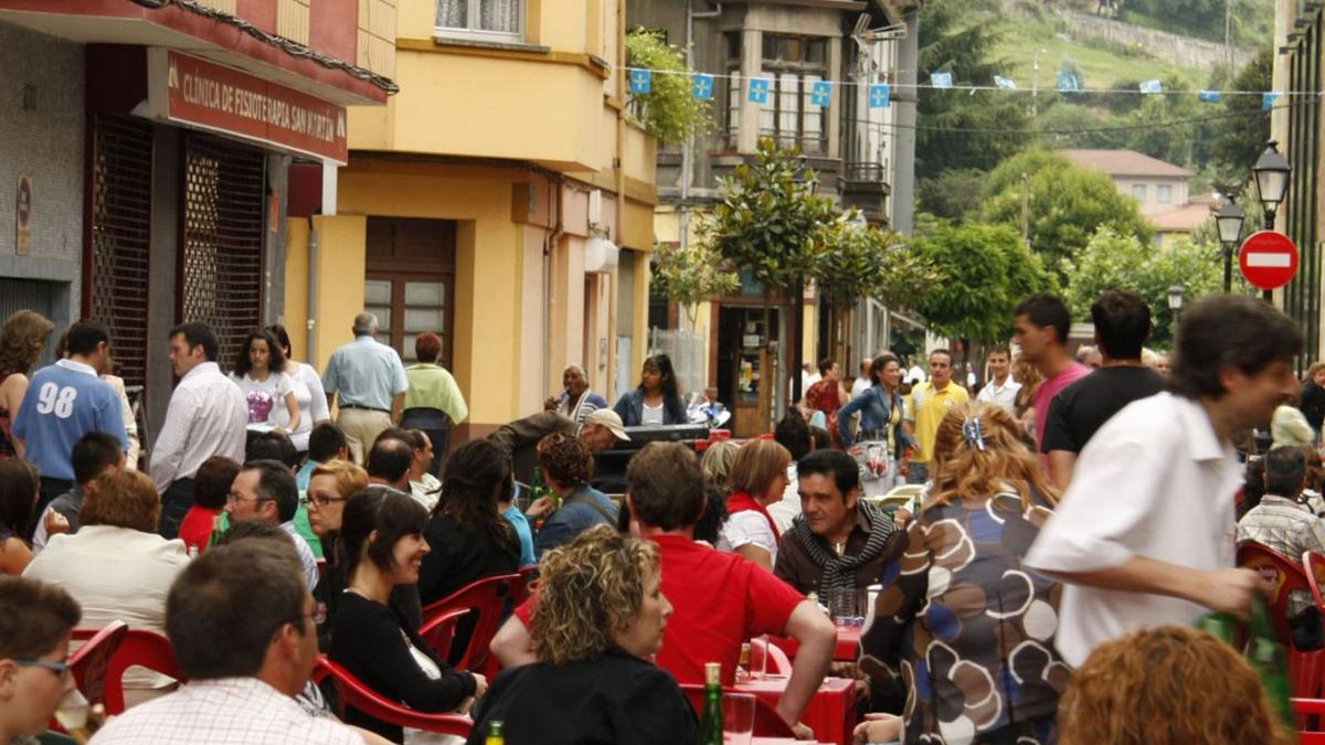 El Entrego se inunda de fiestas - La Nueva España