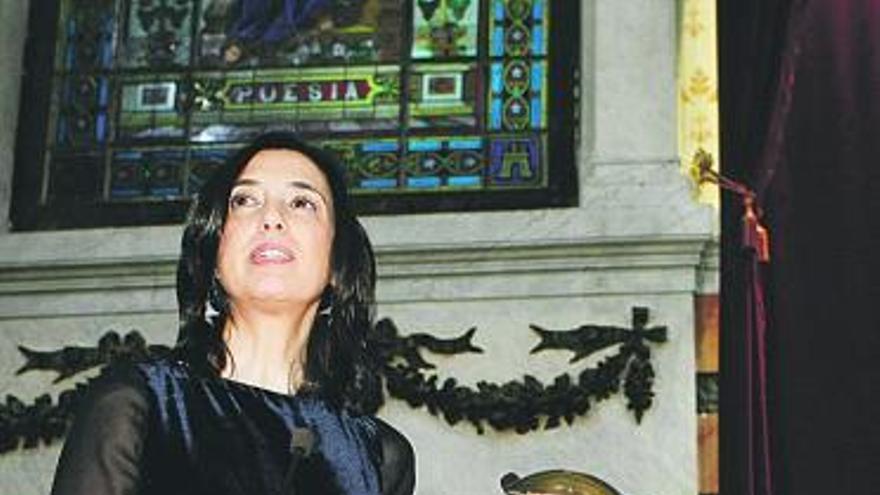 Inés Fernández entra en la Academia con un recuerdo al asturiano Ángel ...