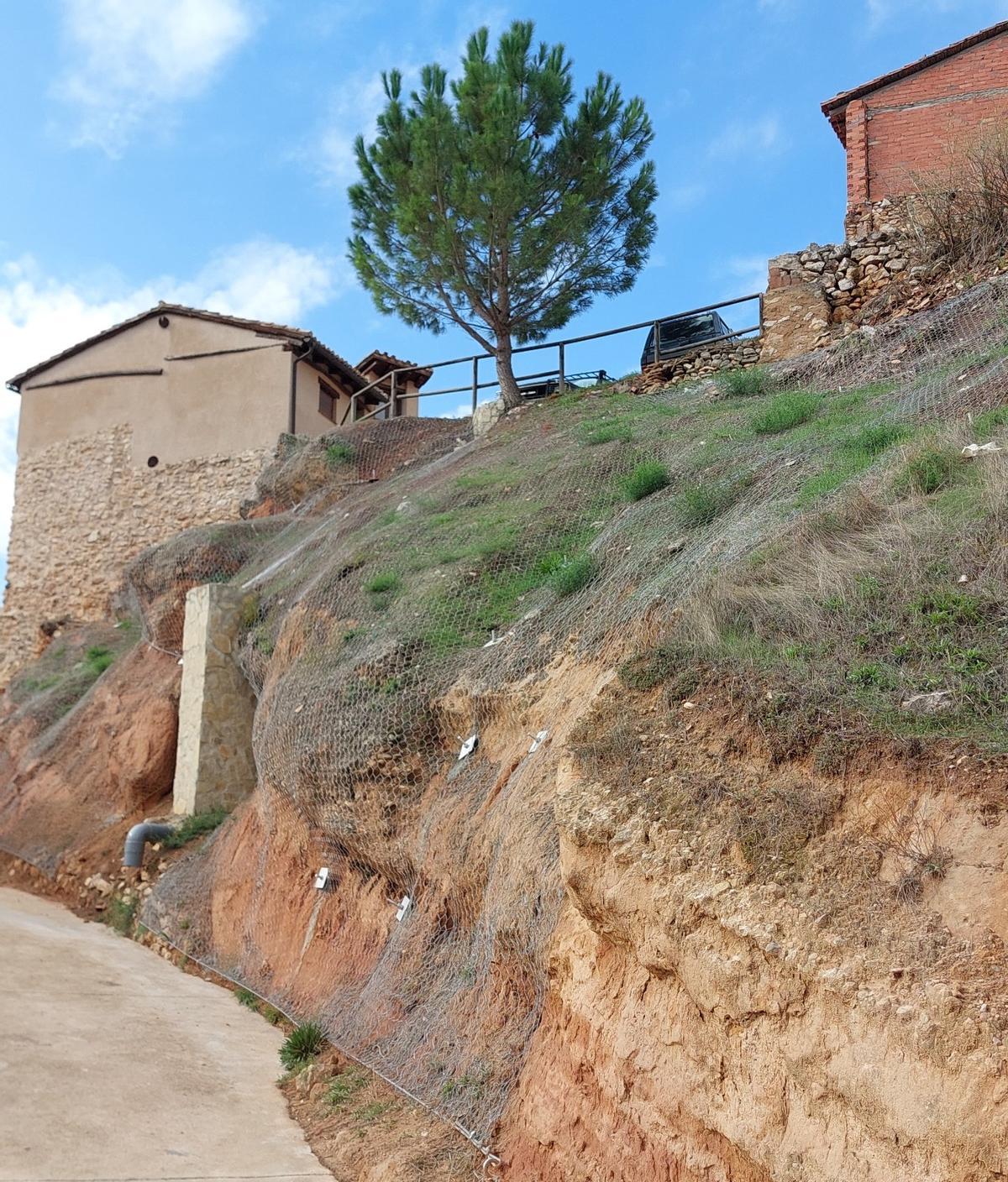 La Diputació asegura el talud de la calle Aragón en Casas Bajas
