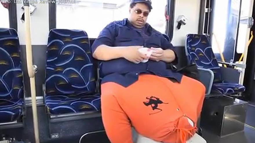 Busca un millón de dólares para operarse de un escroto de 45 kilos