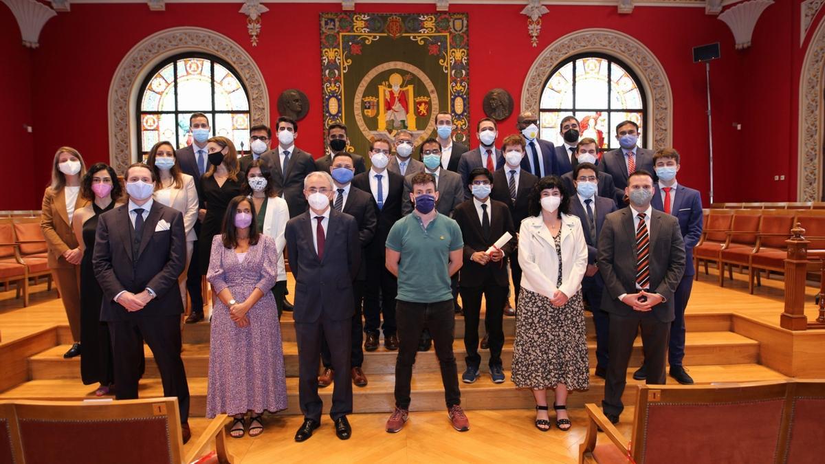 Un total de 49 estudiantes de 16 nacionalidades reciben su diploma de ...