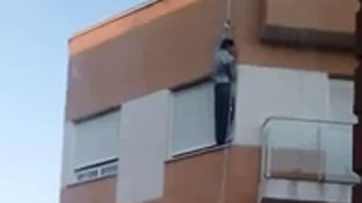 Un hombre muere tras caerse de un piso.