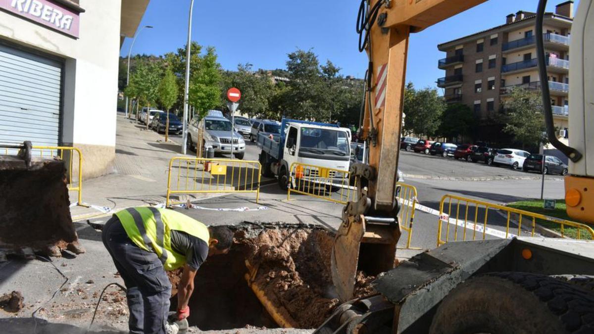 L’Ajuntament de Berga treballa per trobar l’origen del forat a l'asfalt ...
