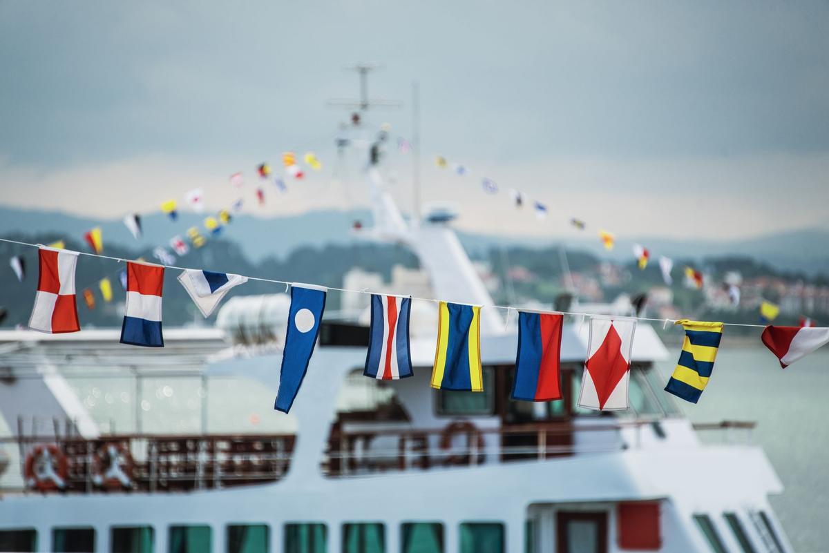 ¿Por qué los barcos deben llevar una colección de banderas en su ...