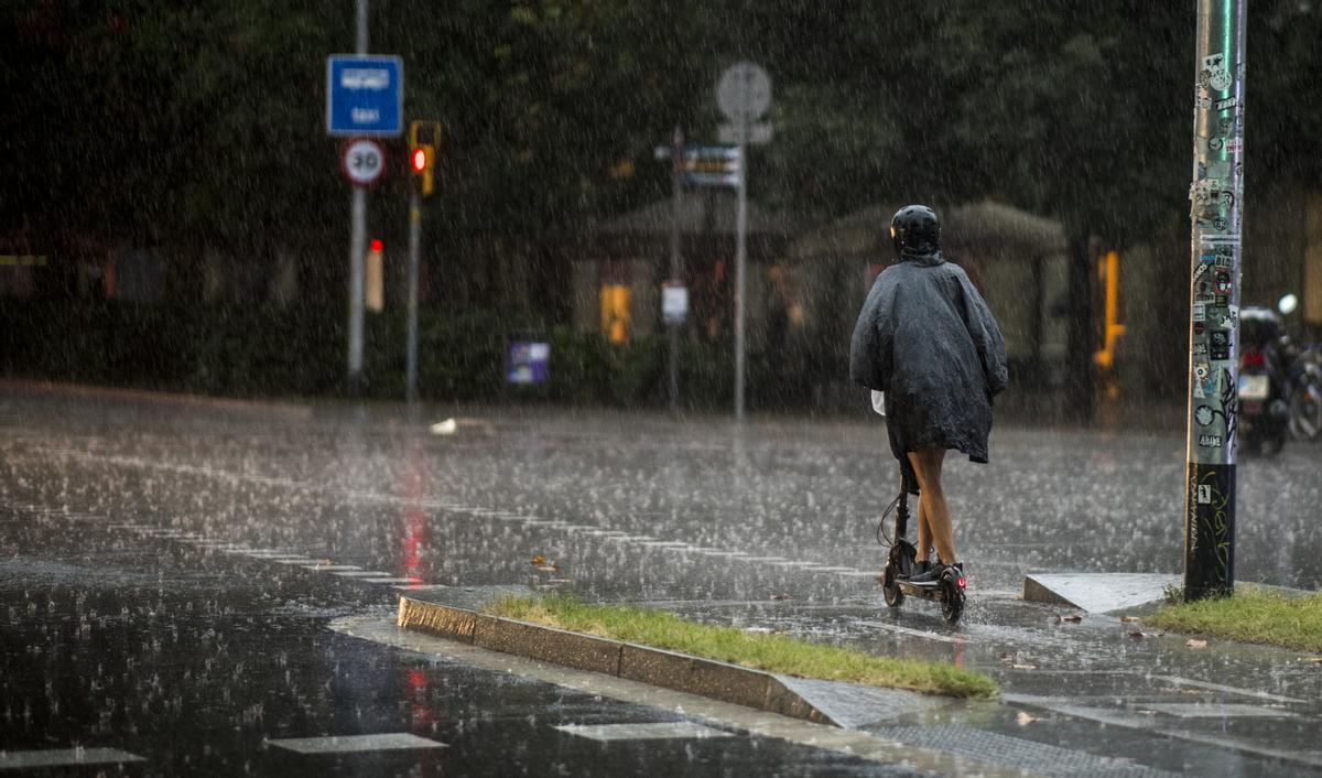 Barcelona despierta con una intensa lluvia