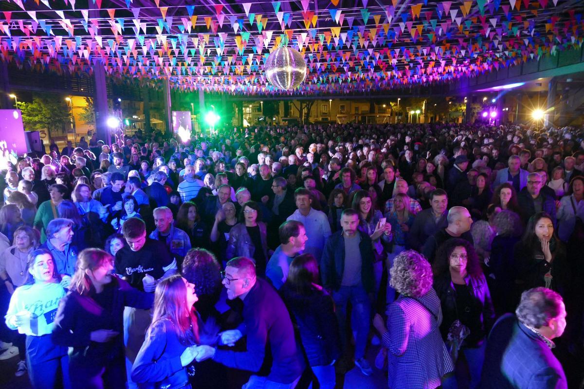 La plaça Catalunya de Figueres es converteix en una discoteca amb la ...
