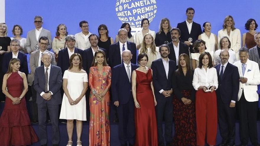 La dona de vermell en els Planeta