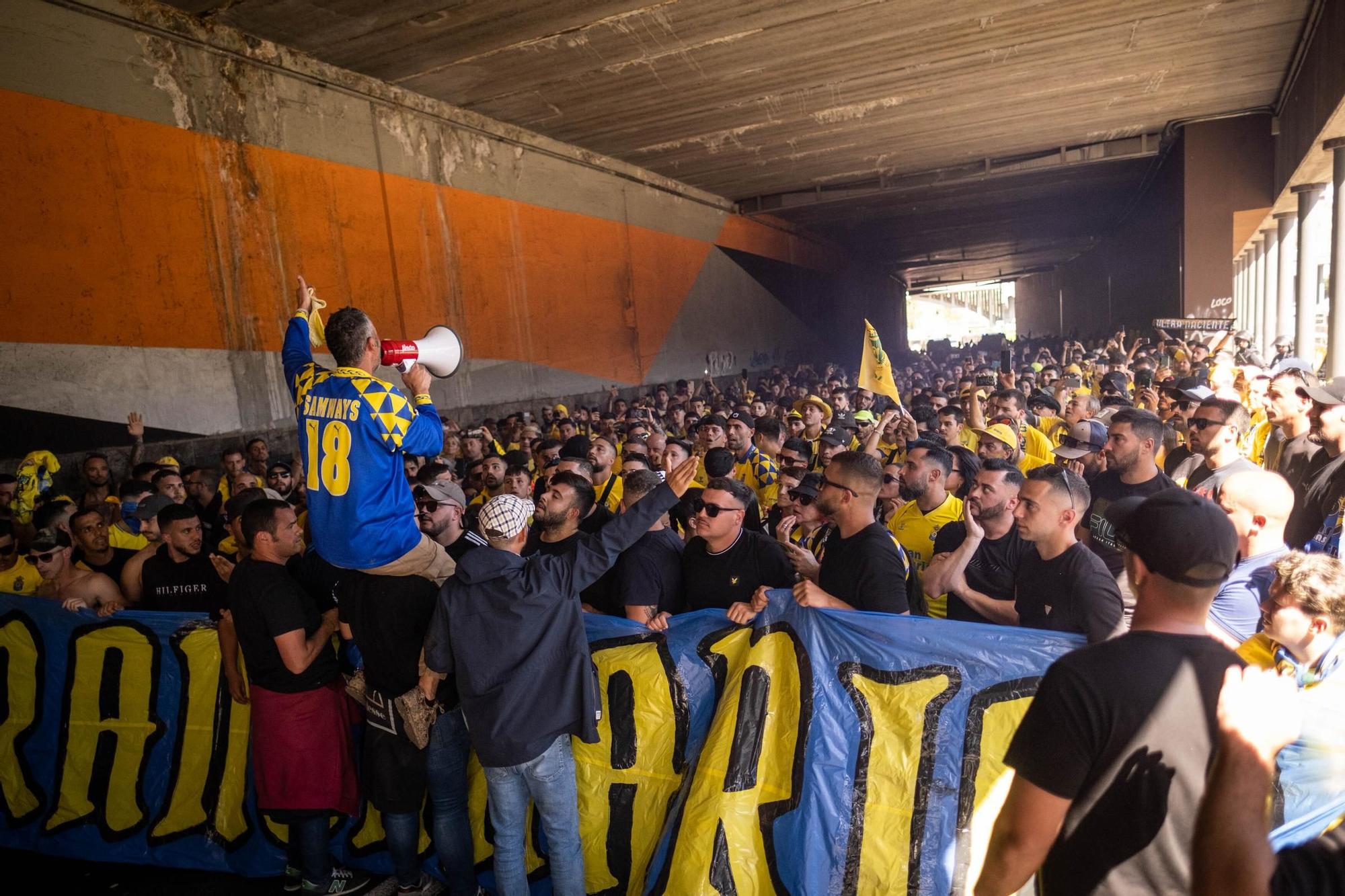Los aficionados de la UD Las Palmas se dirigen al Heliodoro - El Día