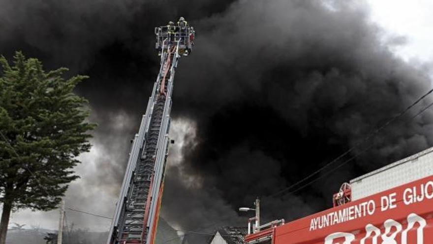 Reconocen que el entorno de la fábrica incendiada "está convertido en ...