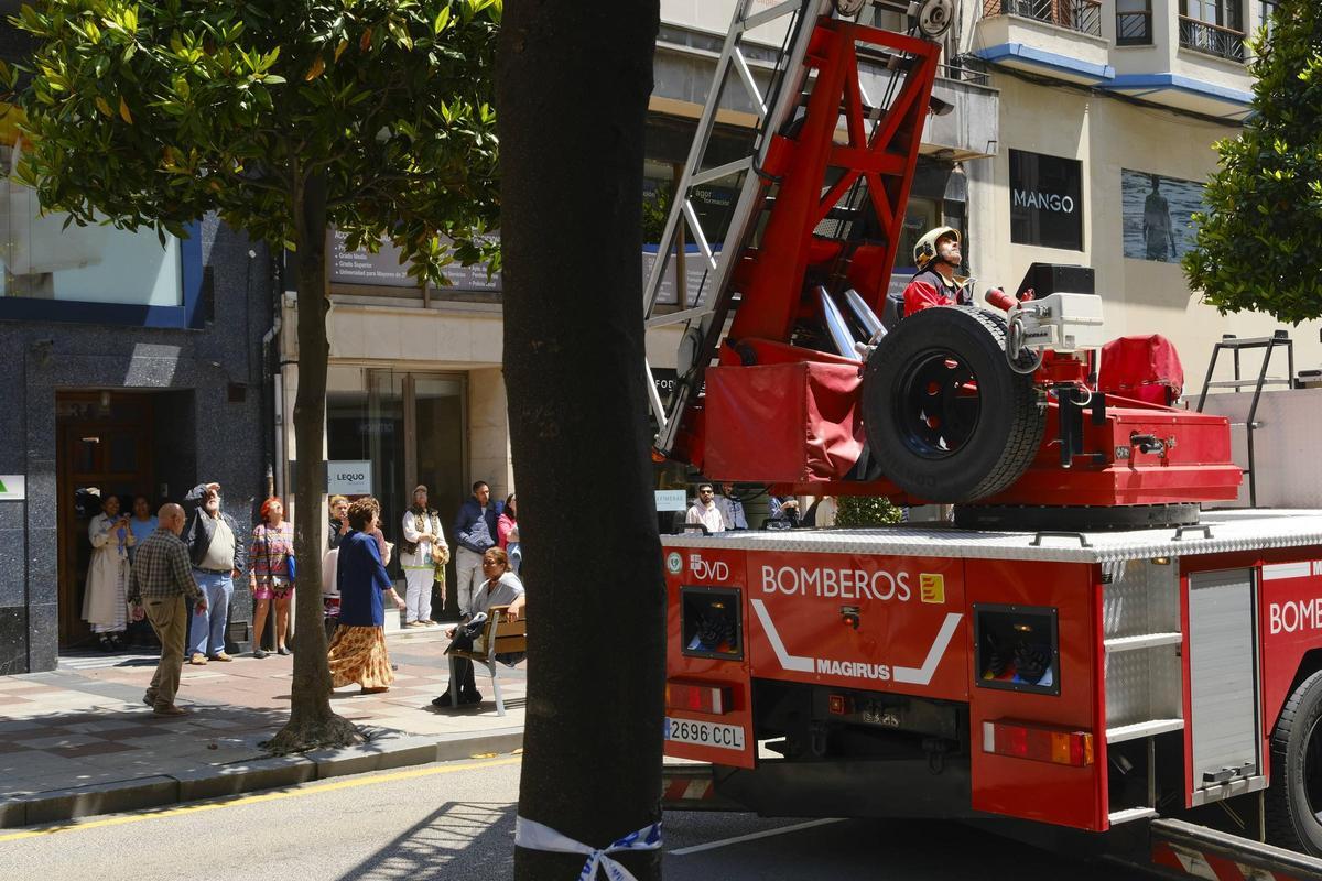 Alarma en la calle Uría de Oviedo por la caída de cascotes sobre la ...