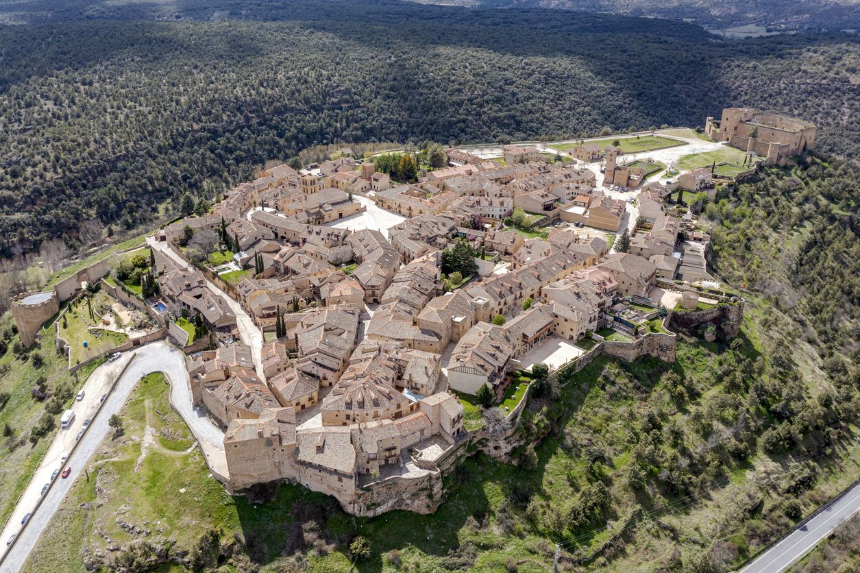 El pueblo medieval mejor conservado de España tiene el castillo más ...